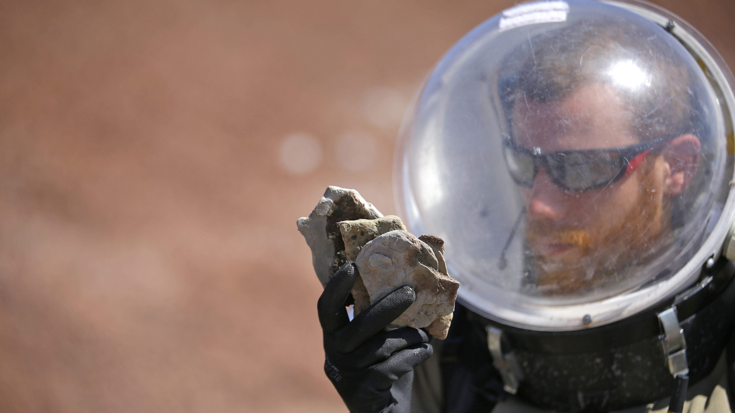 Is it better to live on the moon or on Mars? A scientific investigation