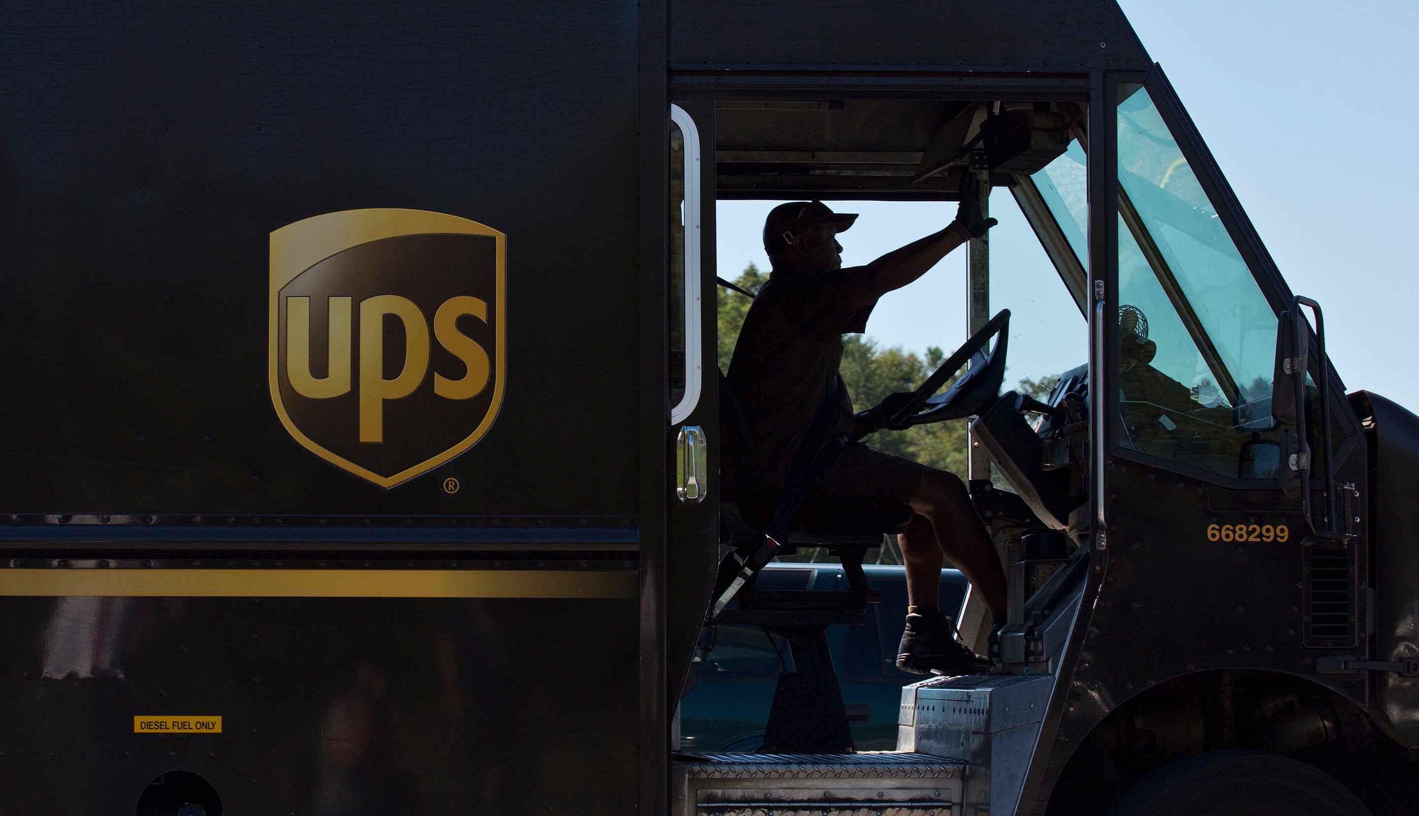 How does UPS live tracking work?