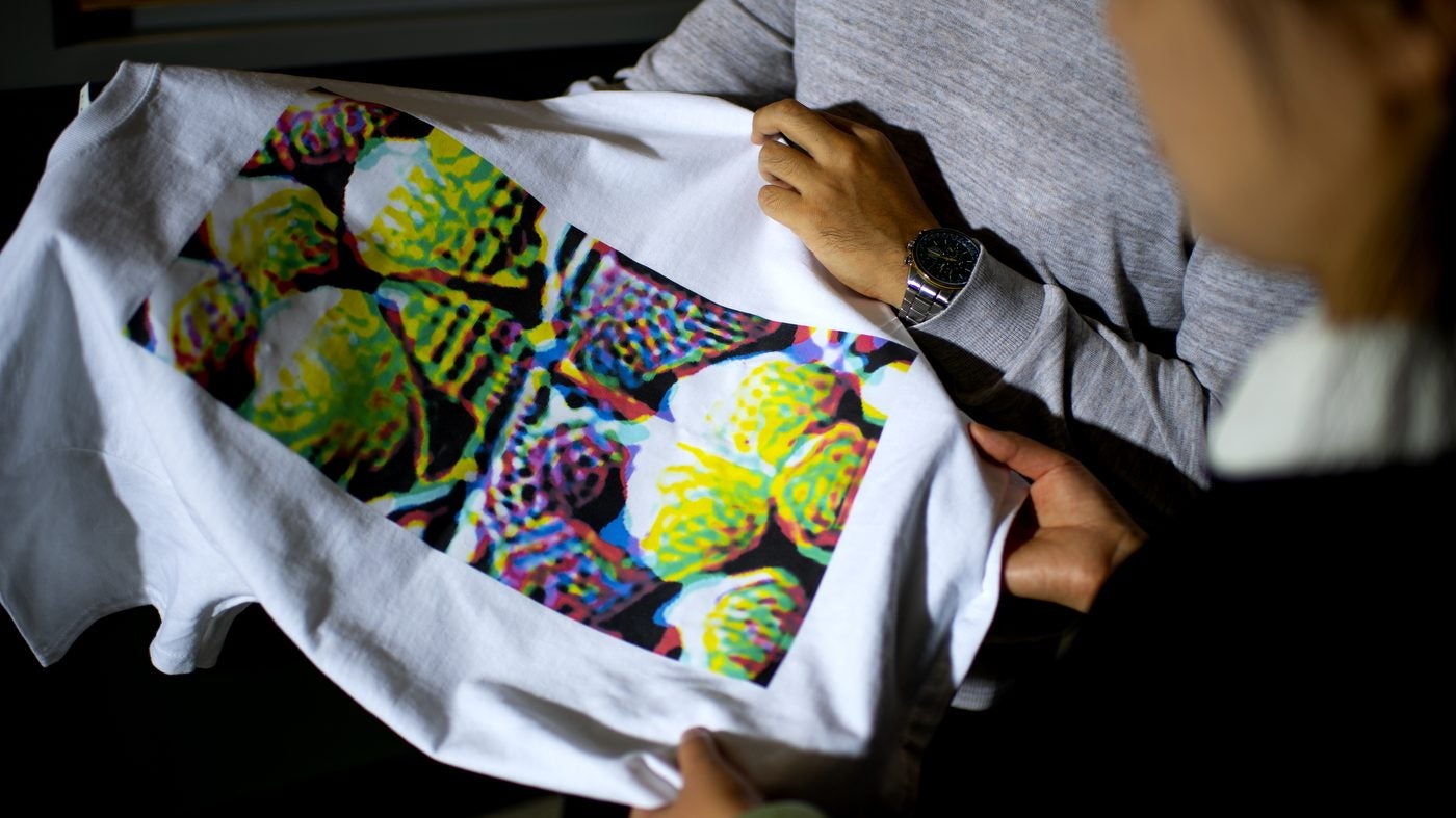 Anti-surveillance t-shirts don’t fool security cameras