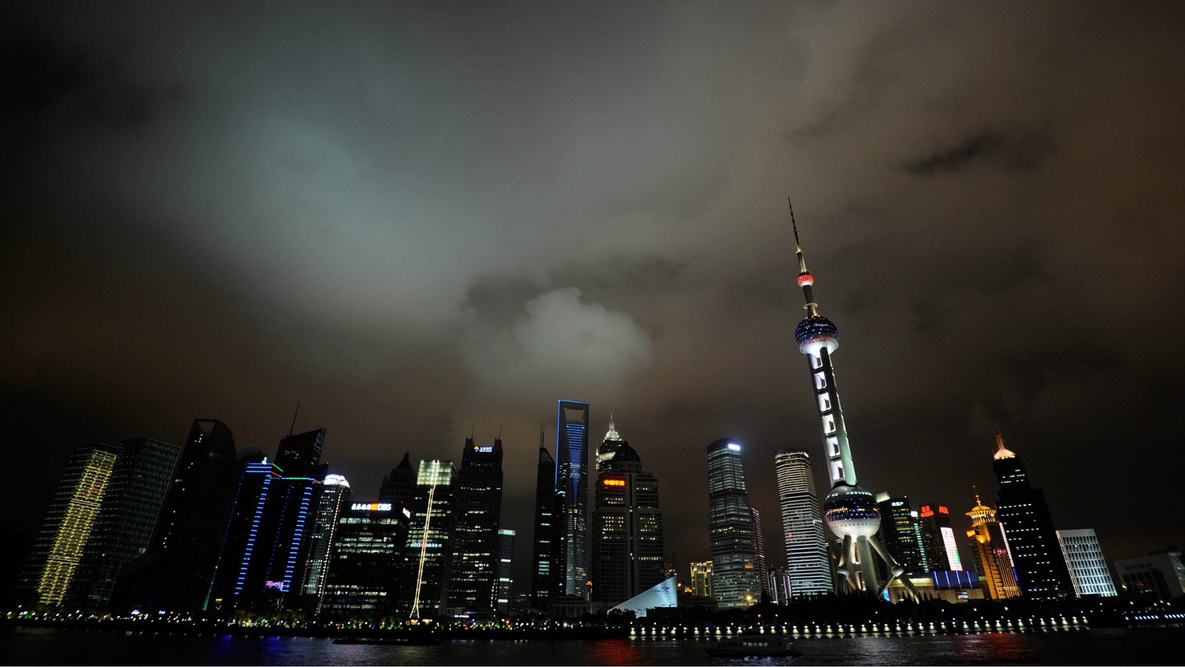 These photos reveal how Shanghai’s skyline exploded in just 20 years